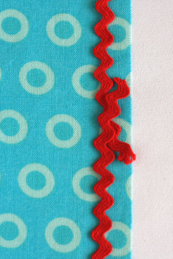 Sewing 101: Adding Trim to a Seam Without Pins – Tutorial